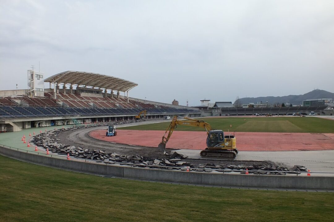 着々と進む千代台公園陸上競技場第2種公認検定改修工事 | NPO法人 函館CRS